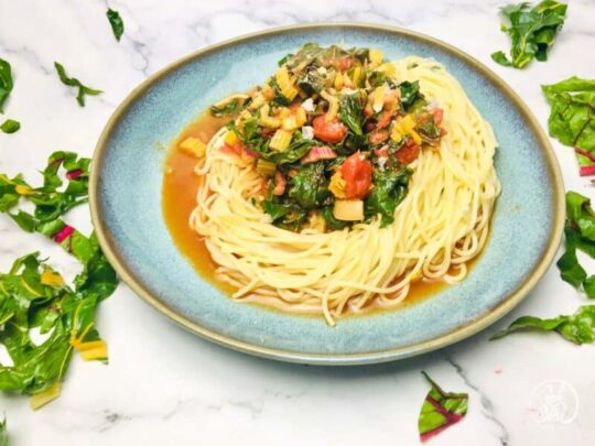 Mangold Pasta mit Tomatensauce – Cook & Soul