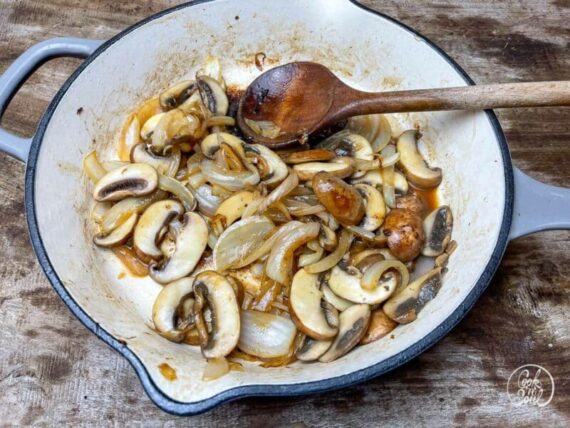 Gebratene Pilze mit Butter und Zwiebeln – Cook & Soul